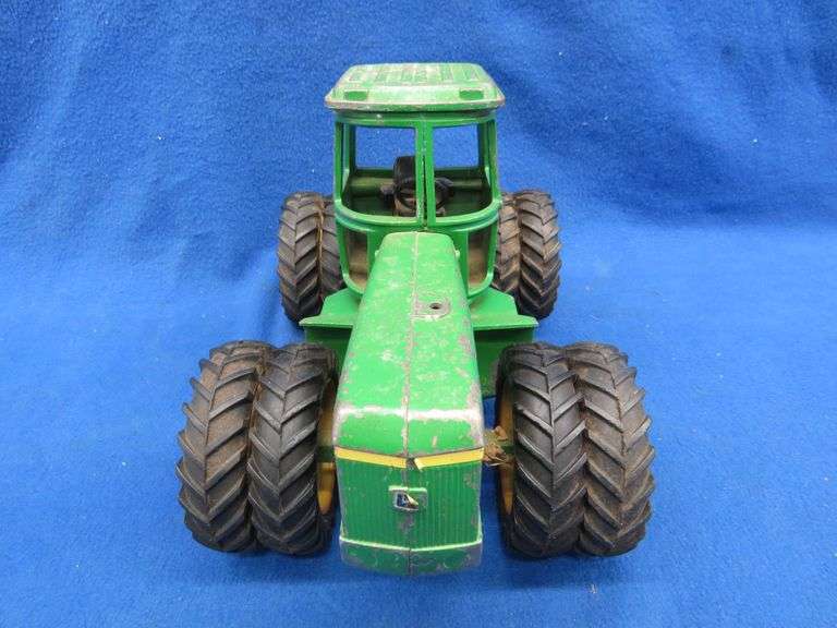 Vintage John Deere metal tractor - AAA Auction and Realty