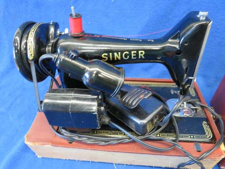 Vintage working Singer portable sewing machine - AAA Auction and Realty