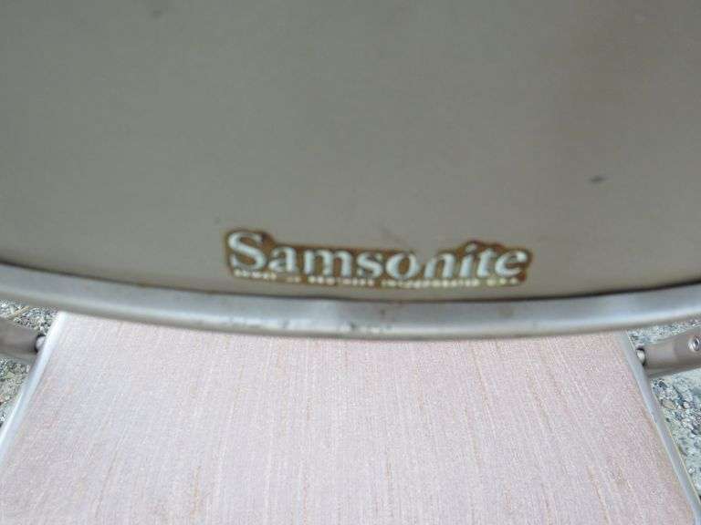 Samsonite Card table and four chairs - AAA Auction and Realty