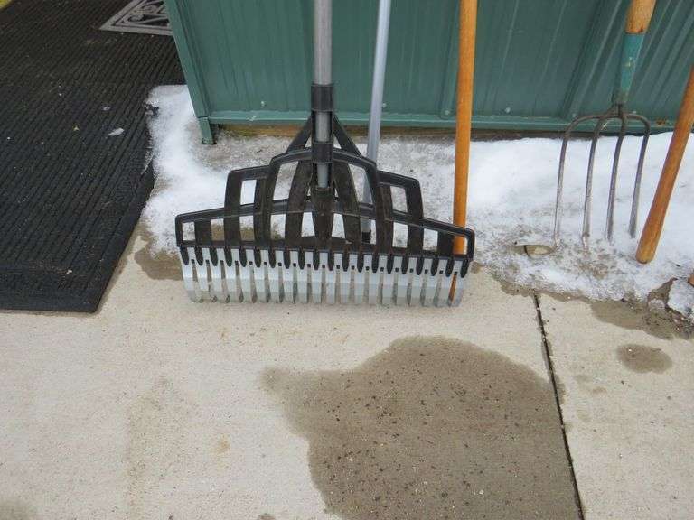 Long-handled tools - AAA Auction and Realty