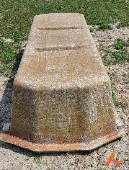 The Zane V8 Stock tank, Montana Fiberglass - Ascent Auction