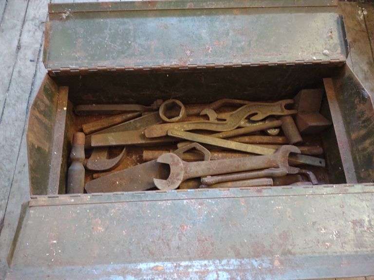 Vintage metal tool box filled with old tools - Lil Dusty Online ...