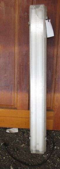 4' Weatherproof Outdoor Fluorescent Light - Albrecht Auction Service