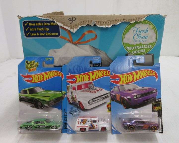 (30) Hot Wheels Cars/Trucks from 2000s - Albrecht Auction Service