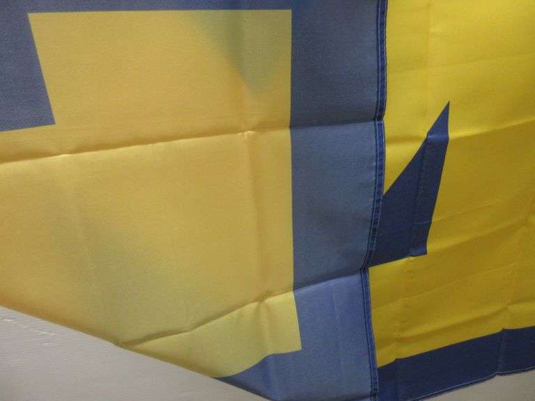 U of M Flag - Albrecht Auction Service