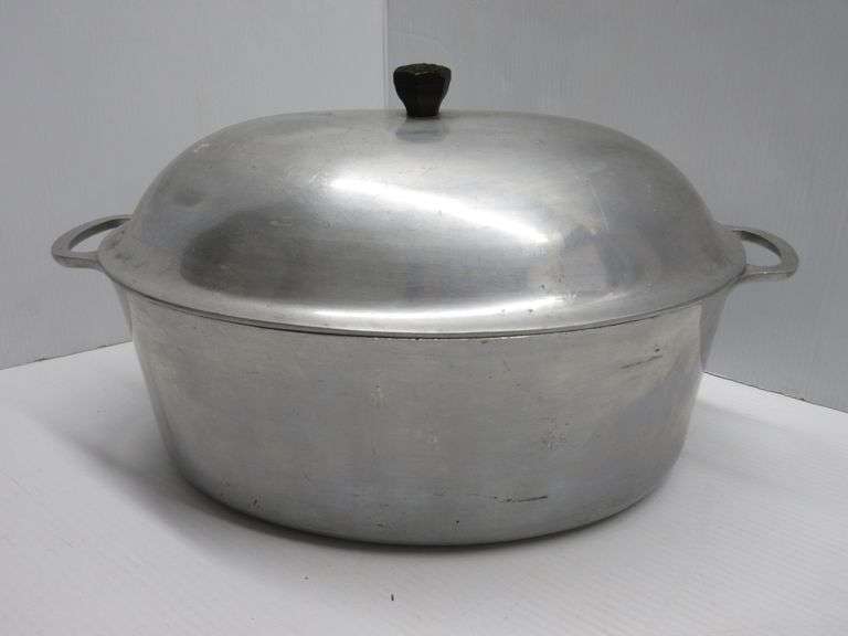 Majestic Oval Aluminum Roaster with Lid - Albrecht Auction Service
