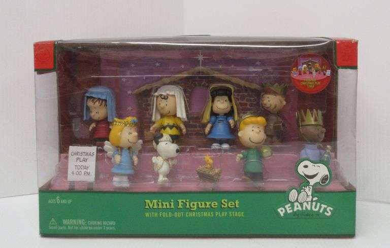 Peanuts Mini Figure Set with Fold-Out Christmas Play Stage - Albrecht ...