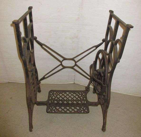 Cast Iron Sewing Machine Base - Albrecht Auction Service
