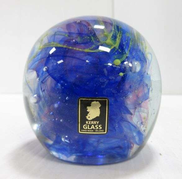 Kerry Glass Paperweight, Made in Ireland - Albrecht Auction Service