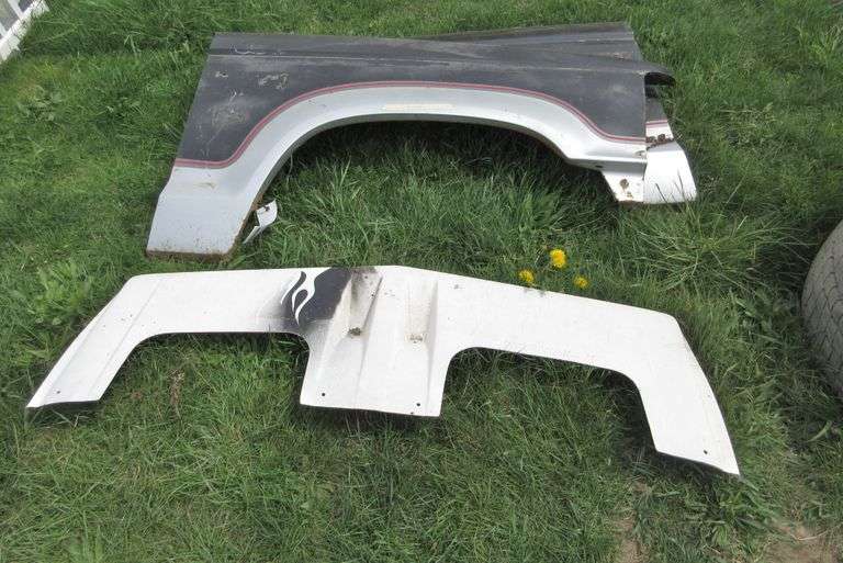(2) 1989-1992 Ford Ranger Fenders, and a Cab Visor - Albrecht Auction ...