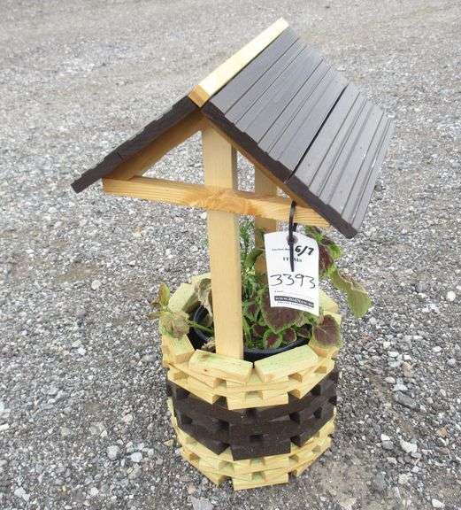 Small Wishing Well with Flowers - Albrecht Auction Service