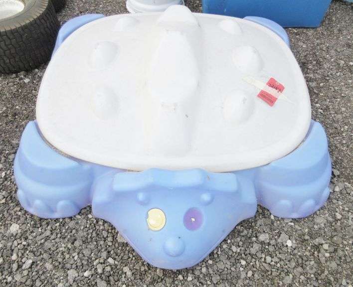 Little Tikes Sandbox with Lid - Albrecht Auction Service