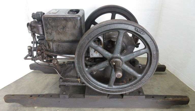 1920 International Harvester 1 1/2 HP Gas Engine - Albrecht Auction Service