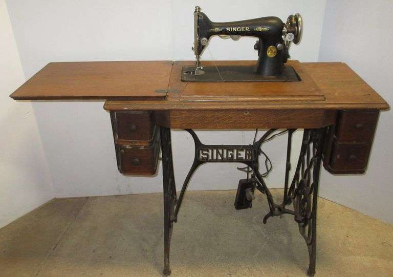 Singer Sewing Machine with Wooden Singer Sewing Machine Cabinet ...
