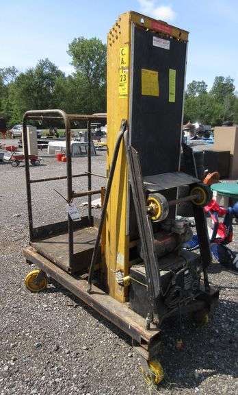 Bil-Jax Cougar Lift 300 lb. Max - Albrecht Auction Service