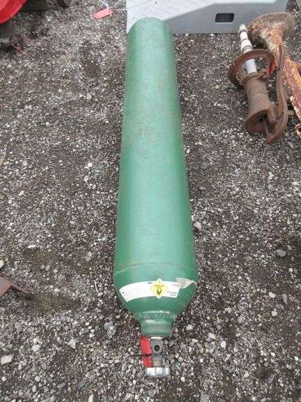 Green Oxygen Tank with Valve - Albrecht Auction Service