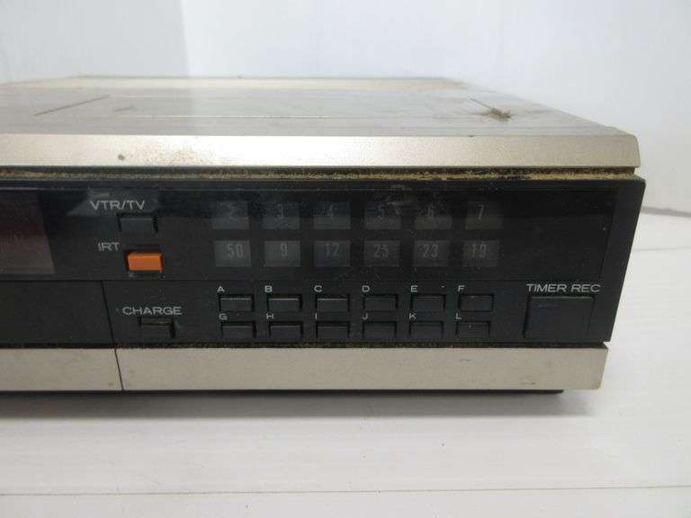 Hitachi VHS Player and Recorder - Albrecht Auction Service