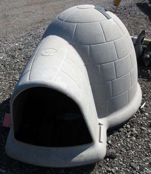 Petmate Igloo Style Dog House - Albrecht Auction Service