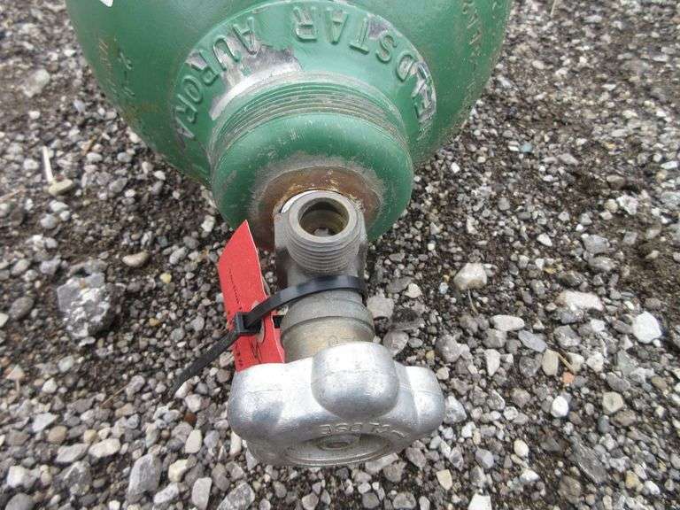 Green Oxygen Tank with Valve - Albrecht Auction Service