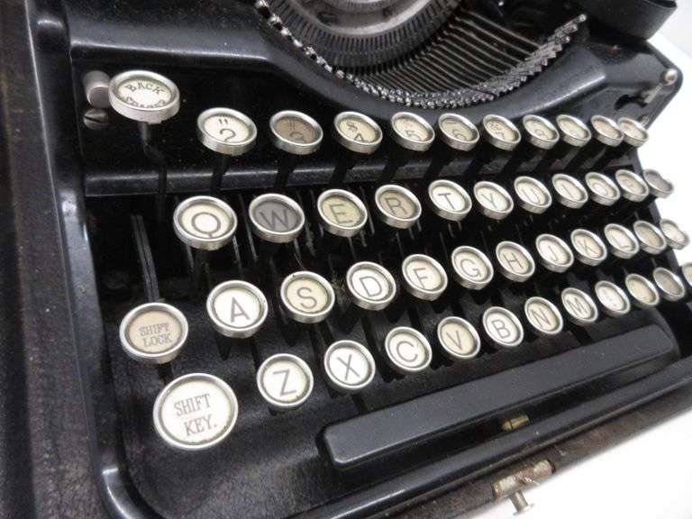 1927 Vintage Underwood Manual Typewriter with Case - Albrecht Auction ...