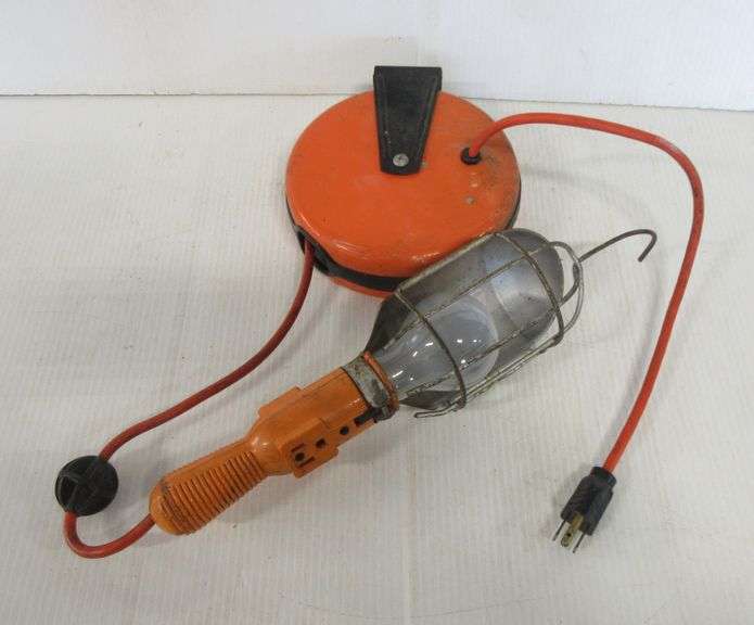 Retractable Shop Light - Albrecht Auction Service