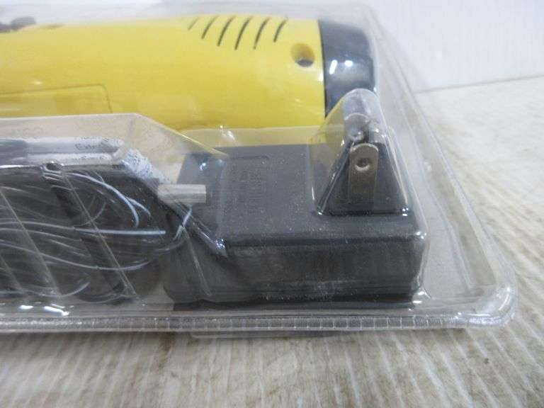 AM/FM Radio with Flashlight Five-Way Power, Solar/Crank/Battery/12 V ...