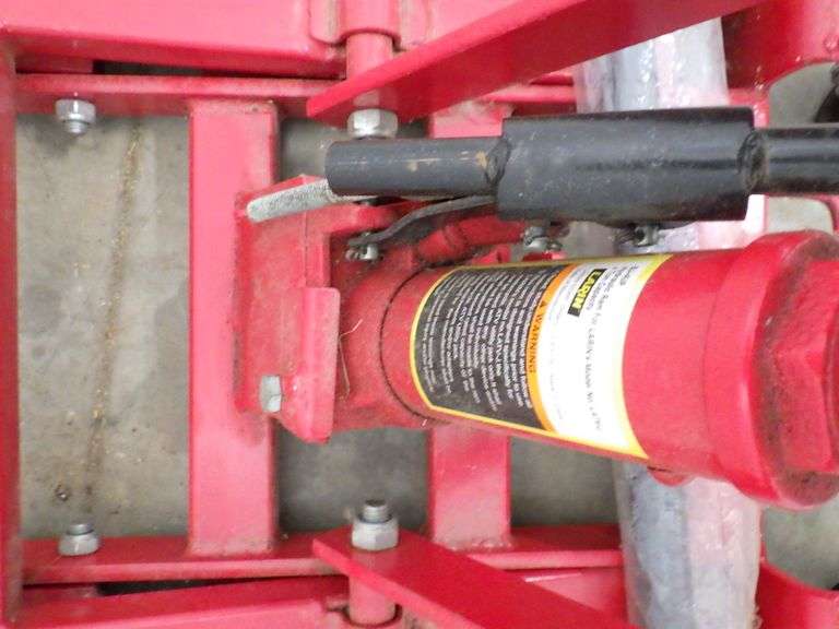 Larin motorcycle/ATV jack, used, works - Albrecht Auction Service