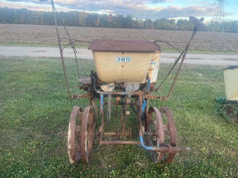 Ford 309 2-Row Planter - Albrecht Auction Service