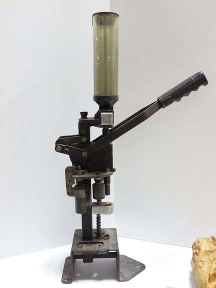 Texan Shotshell Reloader, 12-Gauge and 20-Gauge - Albrecht Auction Service