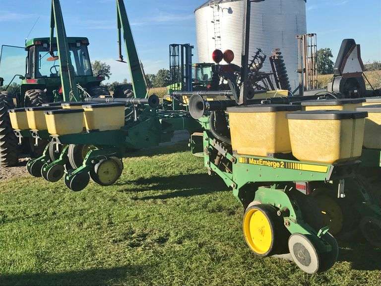 John Deere 7200 12-Row Planter with 250 Monitor Control Box, Corn and ...
