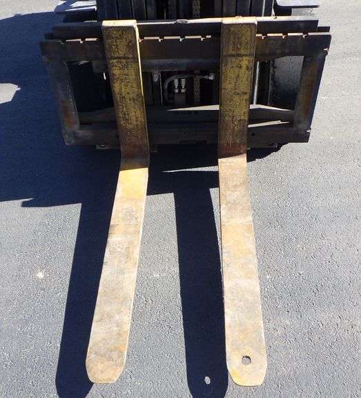 2000 Daewoo G30P forklift, 2.7 motor, 42" forks, transmission acts up ...