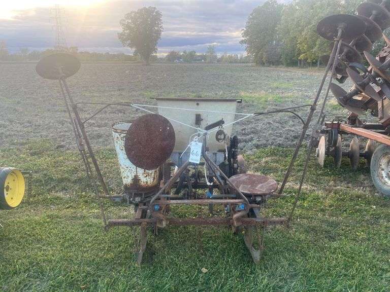 Ford 309 2-Row Planter - Albrecht Auction Service