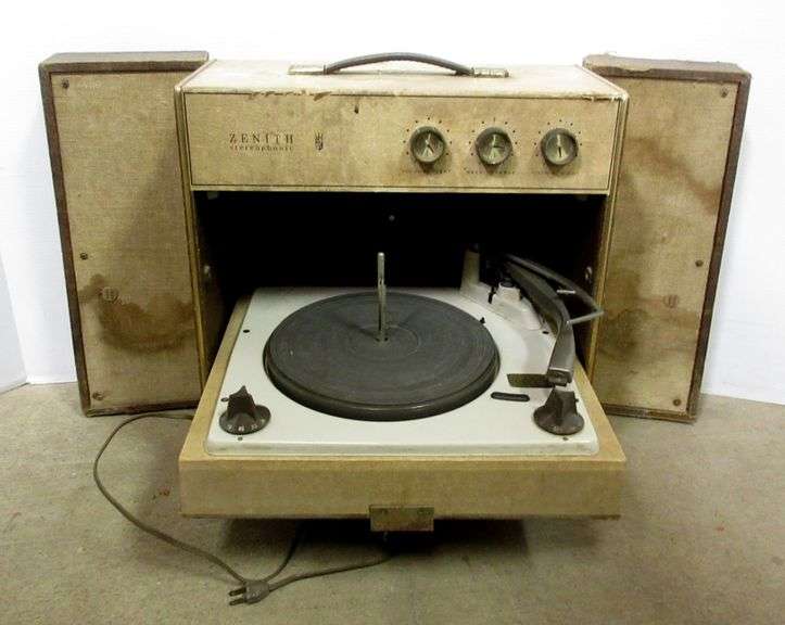 Zenith record player, two side speakers come off, turntable works ...