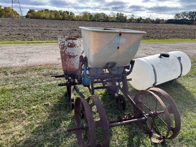 Ford 309 2-Row Planter - Albrecht Auction Service