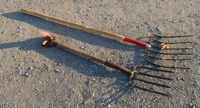 (2) Pitchforks: one- 4-tine, one- 6-tine, like new - Albrecht Auction ...