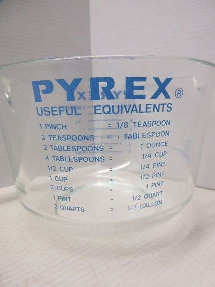 Pyrex 8-cup measuring cup, good condition - Albrecht Auction Service