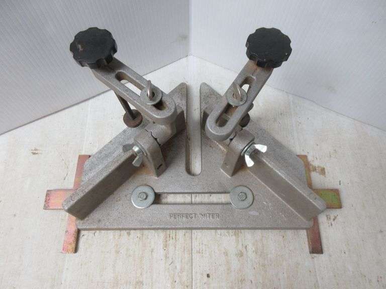 Perfect miter mitering jig for table saws - Albrecht Auction Service