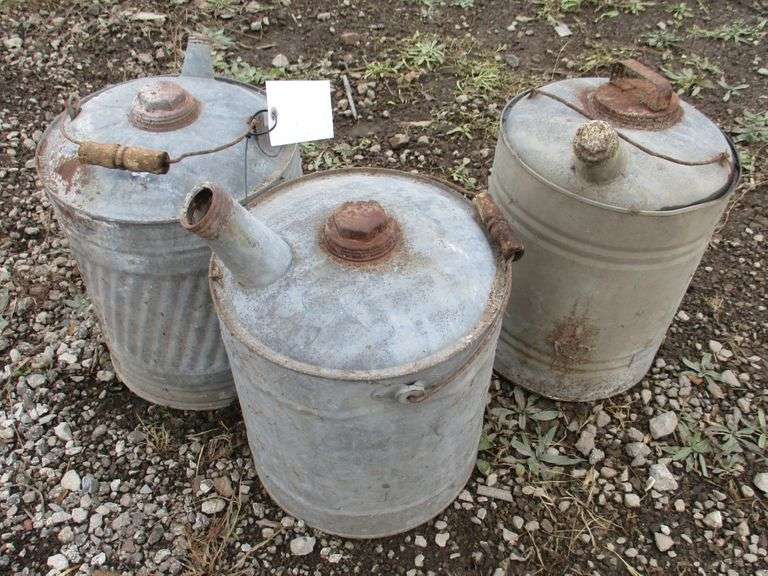 (3) Old gas cans, rusty - Albrecht Auction Service
