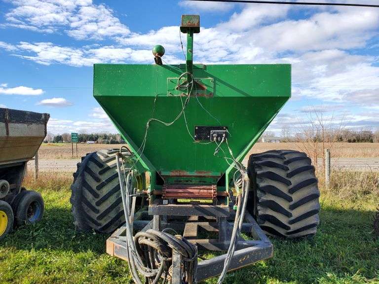 Fertilizer Spreader (green), Approximately 8-ton, Hydraulic Drive ...