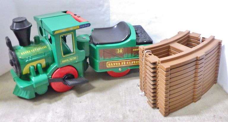 Peg-Perego kids Santa Fe express ride on train locomotive with track ...