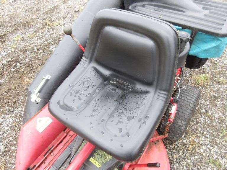 Snapper Extra Tough Hi-Vac riding mower with 33" cut, comes with bagger ...