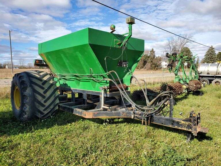 Fertilizer Spreader (green), Approximately 8-ton, Hydraulic Drive ...