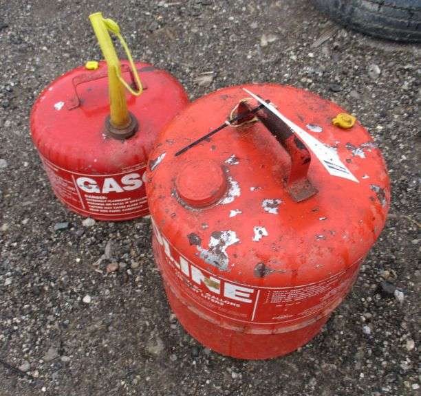(2) Metal gas cans, 5-gallon and 2 1/2-gallon, clean, good - Albrecht Auction Service