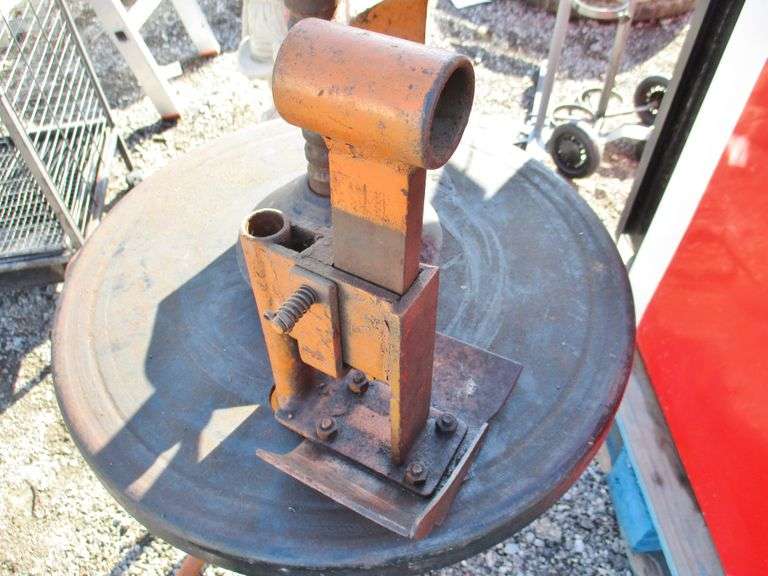 Antique tire machine with tools, as is - Albrecht Auction Service