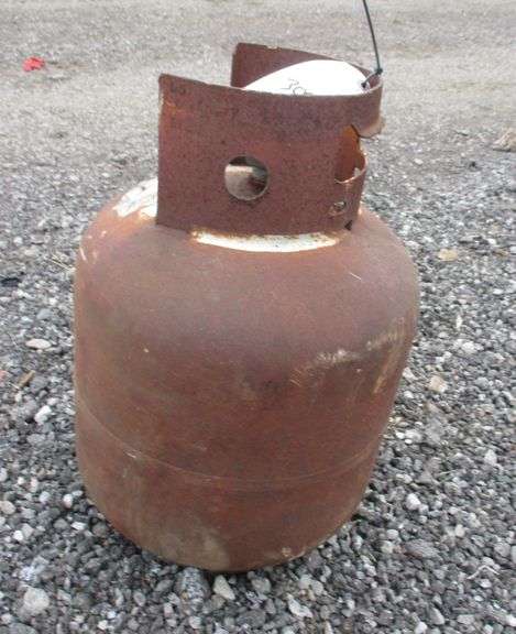Old style propane tank, full of propane, - Albrecht Auction Service