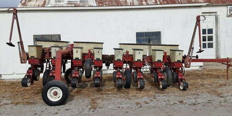 International 8-Row Corn and Bean Planter with Monitor - Albrecht Auction Service