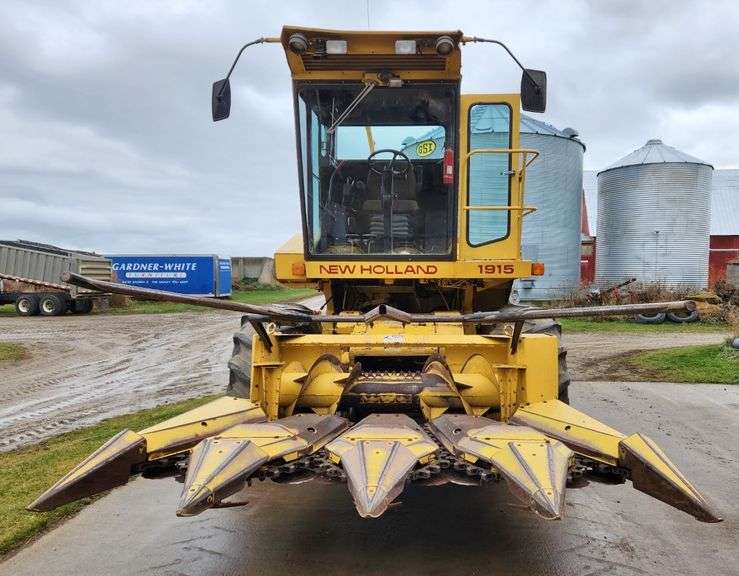 New Holland 1915 Chopper with 4-Row Corn Head and Hay Head, Approx ...