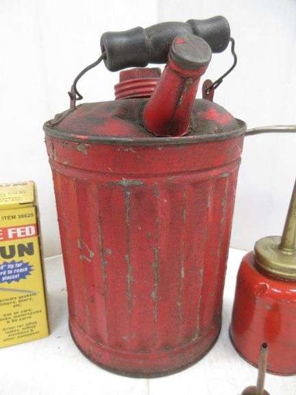 (6) Oils cans and fuel tank, includes: Older galvanized fuel can, 10" x ...