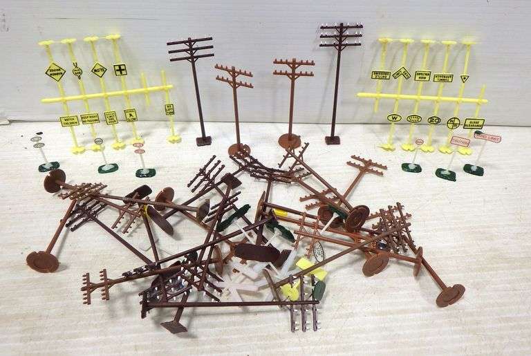 Tyco trackside signs and poles, HO scale - Albrecht Auction Service