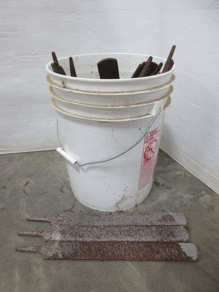 Bucket of (30) used blacksmith rasps, used - Albrecht Auction Service
